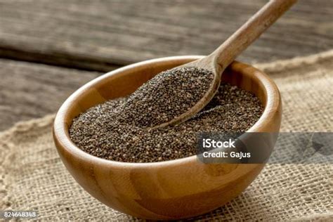 Chia의 종자와 둥근 나무 그릇에 숟가락 0명에 대한 스톡 사진 및 기타 이미지 0명 가득 찬 널판지 Istock