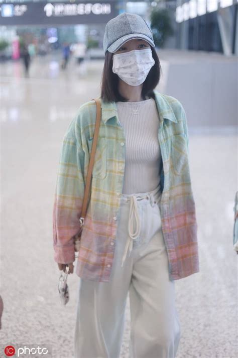毛晓彤现身机场 渐变色衬衫搭配棒球帽活力夏天 搜狐大视野 搜狐新闻