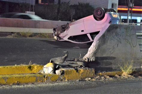Choca Y Vuelca En Paseo Constituyentes Noticias De Querétaro
