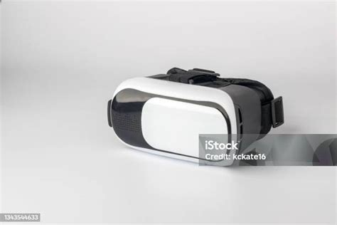 흰색 배경에 가상 현실 헬멧 가상 현실 안경 반 회전 Vr 가상 현실 헤드셋 가상현실에 대한 스톡 사진 및 기타 이미지 가상