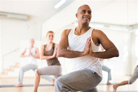 Escena De Un Grupo De Personas Practicando Yoga En Pareja Imagen De