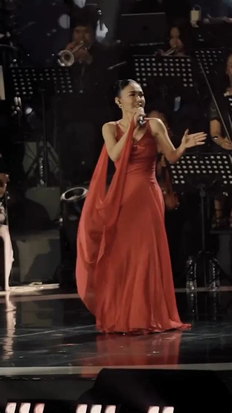 7 Photos Of Yuni Shara Still Holding A Concert Amidst The Demonstration