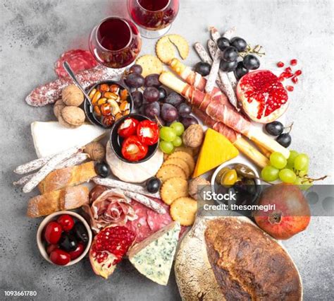 간식 및 전채 치즈 고기 올리브 빵 과일 카 나 페 와인 안경에서의 축제 미식가 믹스 이탈리아 전채 세트 또는 스페인 타파스