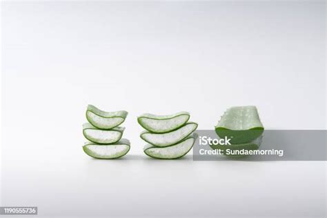 흰색 배경에 나무 그릇에 알로에 베라 줄기와 젤을 잘라 건강 한 음식 음료와 뷰티 개념에 대 한 스킨 케어 복사 공간 개념에