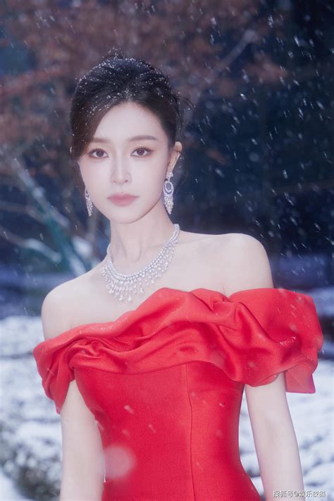 文咏珊一袭曳地红裙出席活动气质优雅端庄 搜狐大视野 搜狐新闻