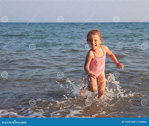 Bambina Sulla Spiaggia Del Mare Fotografia Stock Libera Da Diritti