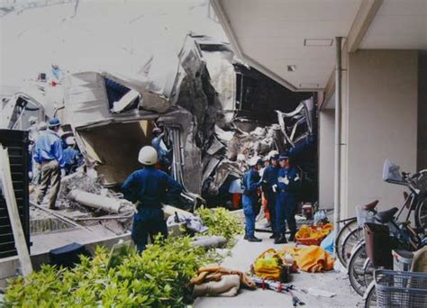 2005年4月25日午前9時18分ごろ、兵：jr福知山線脱線事故 写真特集：時事ドットコム