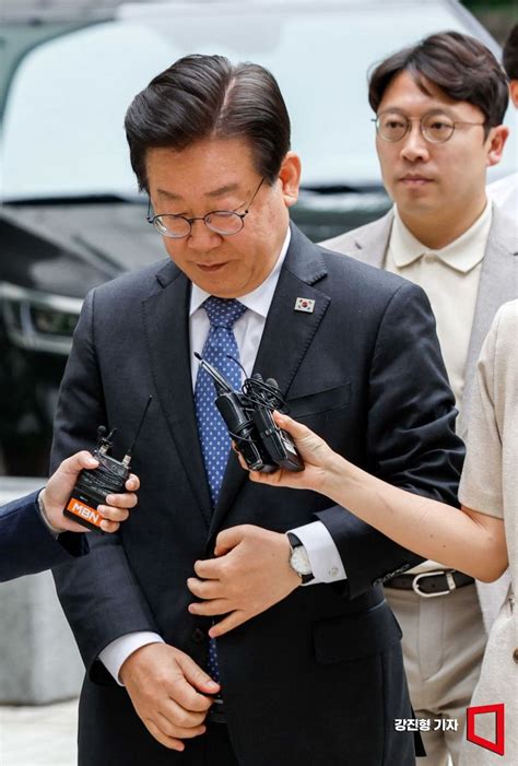포토 법정 들어서는 이재명 대표 아시아경제