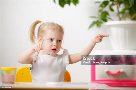 귀여운 행복한 어린 소녀 사랑스러운 미취학 아동 집이나 초등학교의 햇볕이 잘 드는 흰색 방에 물색으로 그림 직장에서 창조적 인 젊은 예술가 개발에 대한 스톡 사진 및 기타