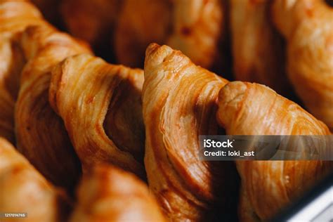 컨퍼런스 미팅 중 호텔의 커피 휴식 시간 차 커피 케이터링 다양한 페이스트리와 베이커리 크루아상과 쿠키가 있는 케이터링 연회 테이블 0명에 대한 스톡 사진 및 기타 이미지