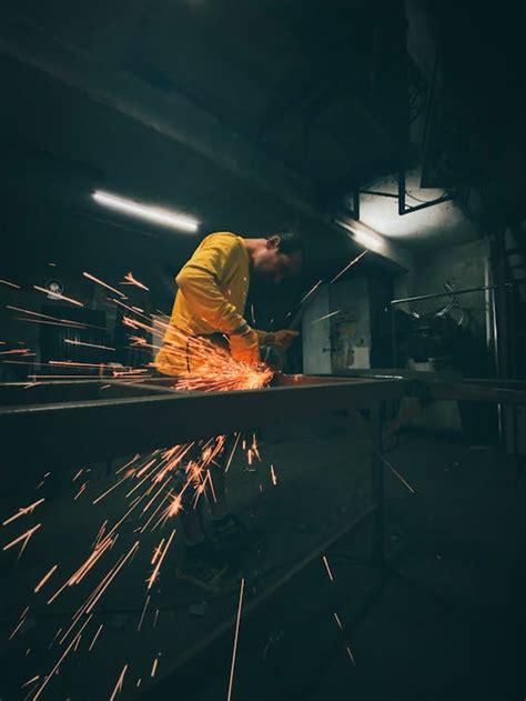 실내 가는 강렬한 공예 근로자 금속 금속 가공 금속 산업 기술 기술자 남자 노동 다이나믹한 도구 산업 산업의 서 있는 손 작업 수공예