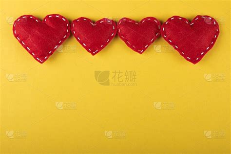 黄色背景上的红心