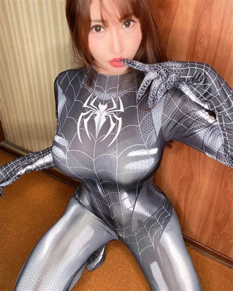 金髪美女のデカ過ぎて破裂しそうな爆乳おっぱいに目が釘付けになっちゃう おっぱい画像 おっぱいの楽園♪