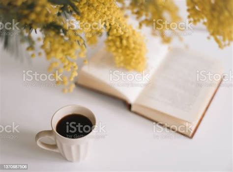 白い背景に黄色のミモザの花を持つ春の組成物 お祝いのストックフォトや画像を多数ご用意 お祝い ふわふわ アカシアの木 Istock