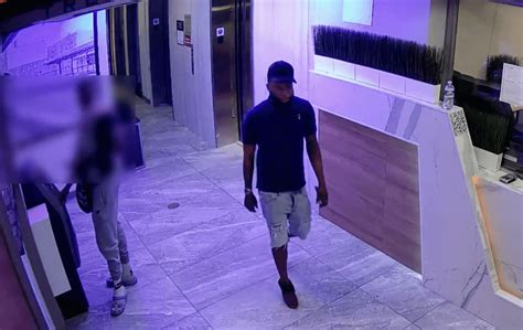 Woman Robbed At Gunpoint Inside Bronx Hotel Crook Still On The Loose