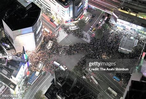 Shibuya Crossing Tokyo Aerial Photos And Premium High Res Pictures