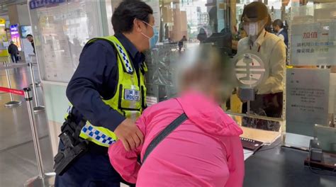 婦滿懷愁緒搭錯車 重新啟程有暖警獻祝福 17news民生好報