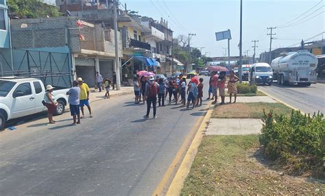 Bloquean carretera Cayaco Puerto Marqués en Acapulco por falta de agua