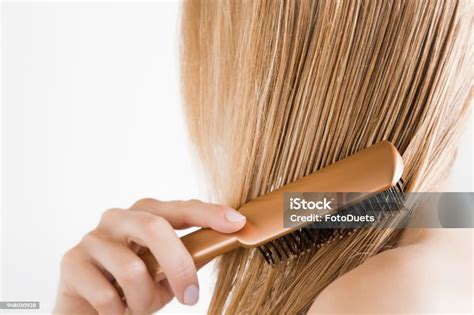 흰색 바탕에 샤워 후 젖은 금발 완벽 한 그녀의 머리를 솔 질 하는 빗을 가진 젊은 여자 아름 다운 건강 하 고 깨끗 한 머리에 관심이 있다 뷰티 살롱 개념입니다 사이드