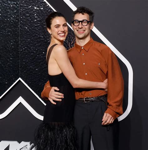 實在太想看懼裂就查了一些資訊，發現主演之一的sarah Margaret Qualley和jack Antonoff居然是夫妻⋯⋯🫨🫨🫨 喜歡