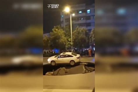 【安徽】马路中央突然塌险现大坑 小车2轮悬空险坠落大坑中央小车