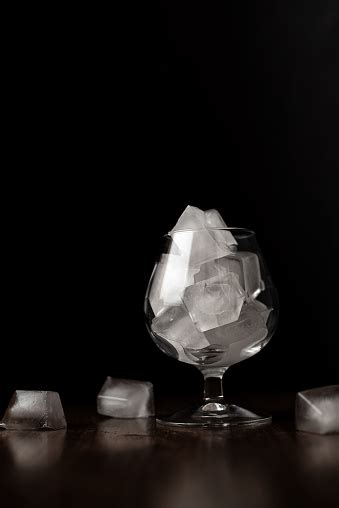 어두운 배경에 부드러운 조명에 얼음 조각으로 가득 와인 유리 각얼음에 대한 스톡 사진 및 기타 이미지 각얼음 녹기 유리잔 Istock