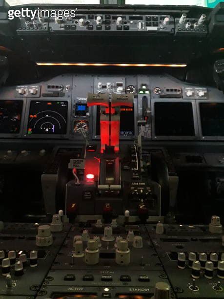 Cockpit View B737 이미지 1618808688 게티이미지뱅크