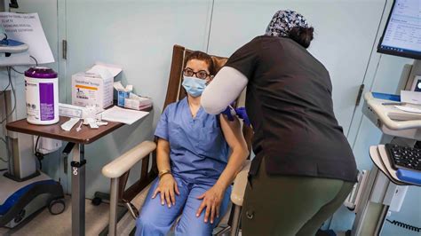 Us Healthcare Worker Reportedly Had Severe Allergic Reaction To