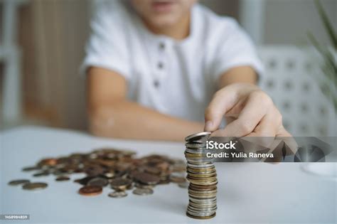 Chico Haciendo Pirámide De Monedas Abc De Las Finanzas Chico Contando