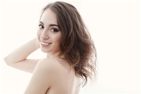 Hermosa Chica Con Cabello Castaño Foto Gratis