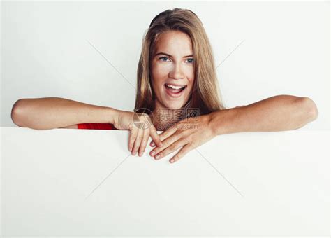 半裸的白背景印有标牌的漂亮金发年轻金发美女购物高清图片下载 正版图片506402478 摄图网