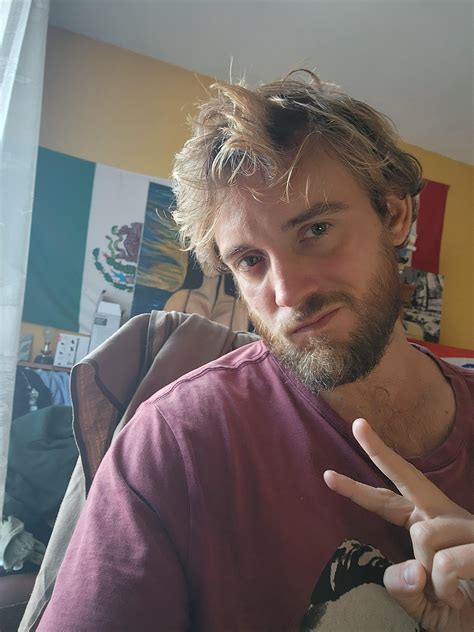 Trying A Cute Selfie R Gaymersgonemild