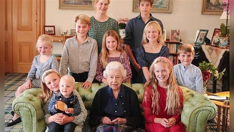Queen Elizabeth II Noch Nie Gesehenes Foto Mit Enkeln Und Urenkeln