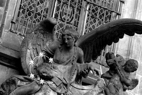 Una Estatua De Un ángel Con Una Cara En él Foto Premium