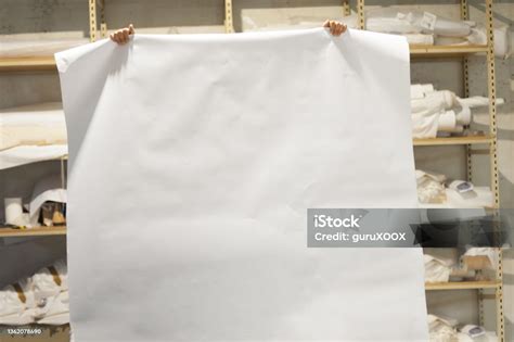 기술자는 프린터 플로터에 종이의 빈 빈 공간을 보여줍니다 가리키기에 대한 스톡 사진 및 기타 이미지 가리키기 간판 검사자