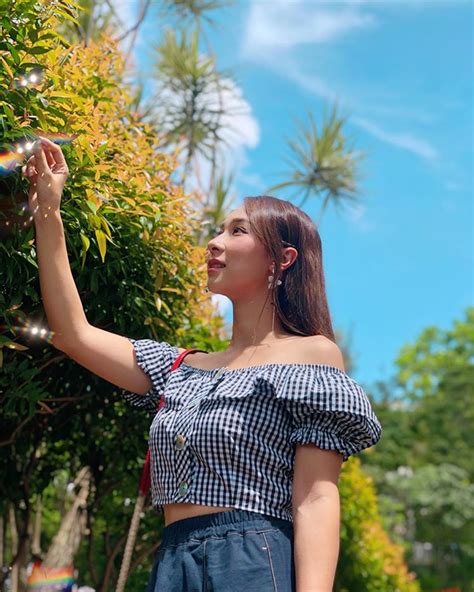 李旻芳藍色緊身衫做街訪 被網友問：「cosplay緊巨乳版任何仁？」 Jdailyhk