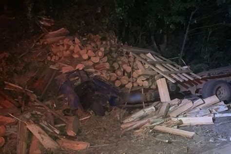 Três pessoas morrem após caminhão carregado madeira bater em