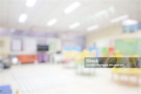 젊은 학생 없이 흐림 배경에 학교 교실 초등학교 클래스의 흐린 보기 학교에서의 자 및 테이블과 아이 또는 교사 없음 교실에 대한