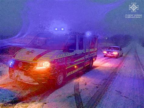 Обесточивание и перекрытые дороги в ГСЧС рассказали о последствиях непогоды в Украине фото