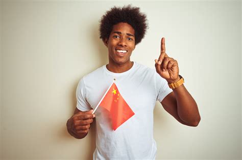 Izole Beyaz Arka Plan Üzerinde Duran Çin Çin Bayrağı Tutan Genç Afro