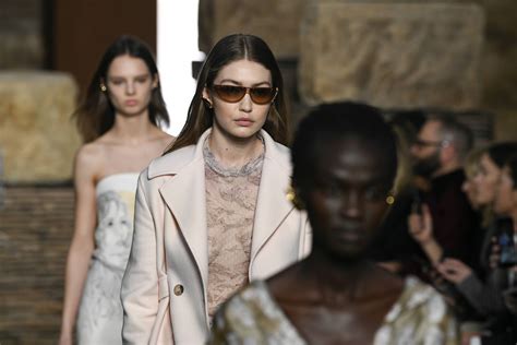 Slim Model Gigi Hadid Shows Her Breasts While Walking The Runway The