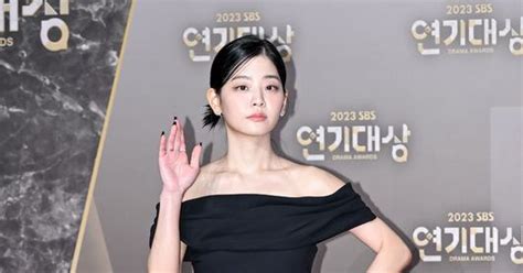 사진 정수빈 단아한 블랙 조선비즈