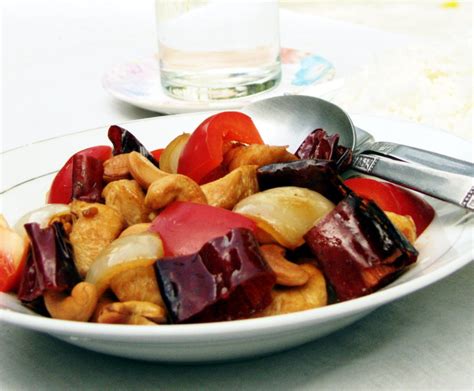 עוף עם אגוזי קשיו סאנוק בלוג על אוכל תאילנדי