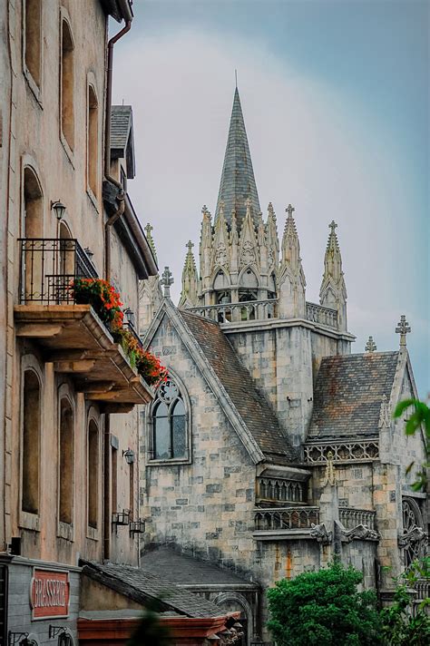 무료 이미지 경계표 건물 하늘 첨탑 중세 건축 뾰족한 탑 도시 지역 정면 시티 벽 예배 장소 성당 지붕 교회에 거리 하부 구조 이웃 집