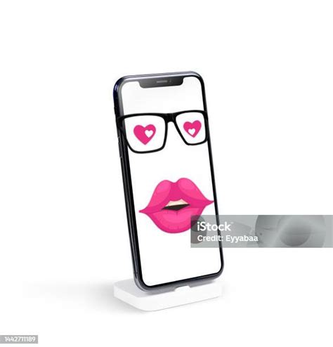 3d 스마트폰 화면 모형과 하트 눈 그리기로 얼굴 표정에 키스하는 남자 소녀 디자인에 대한 스톡 벡터 아트 및 기타 이미지 디자인 만화 메시지 Istock