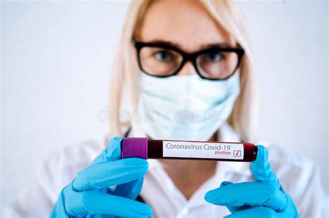 Arts In Een Medische Handschoenkast Met Positief Bloedtestresultaat