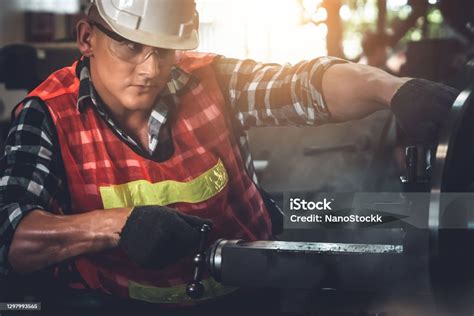 제조 작업장에서 기계 작업을 수행하는 스마트 팩토리 작업자 또는 엔지니어 Cnc 장치에 대한 스톡 사진 및 기타 이미지 Cnc 장치 강철 검사자 Istock