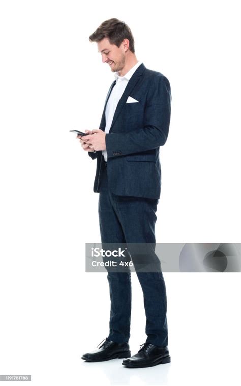 전체 길이 사이드 뷰 프로필 보기 1명 만 2029세 성인 잘생긴 사람 브라운 헤어 수염 코 카 서 스 남성 젊은 남자 매니저 실업가 비즈니스 맨 스탠딩 양복을 입고 휴대