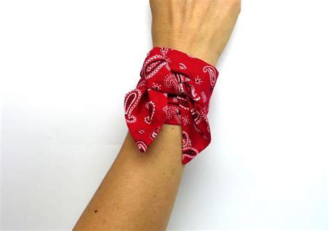 How To Wear A Bandana On Your Wrist Fahionshy