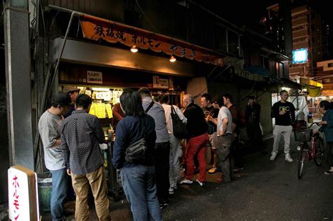 画像ギャラリー 【画像ギャラリー】大阪ローカル 穴場メシ情報[7] 大阪・西成のアングラメニュー、激安路上ホルモンに挑戦！ グルメ情報